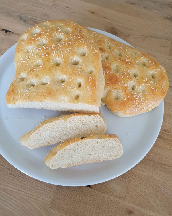 Weiches, fluffiges türkisches Fladenbrot mit Sesam