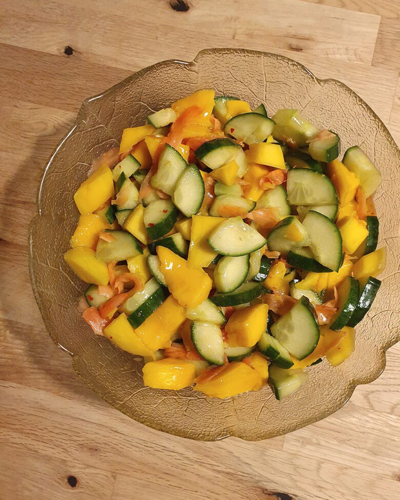 Japanisch angehauchtes Rezept: Mango Gurken Salat mit Ingwer