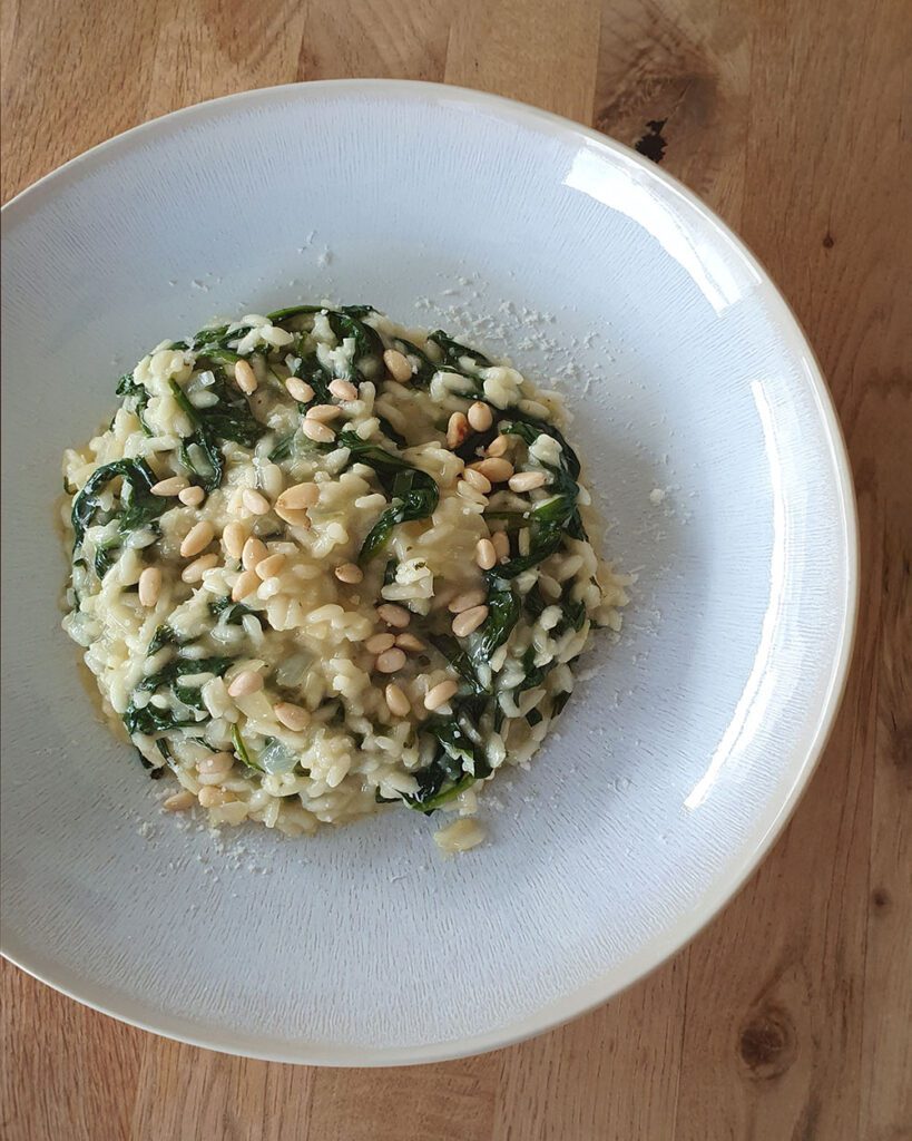 Italienischer Risotto Rezept mit Spinat, Pinienkerne und Parmesan
