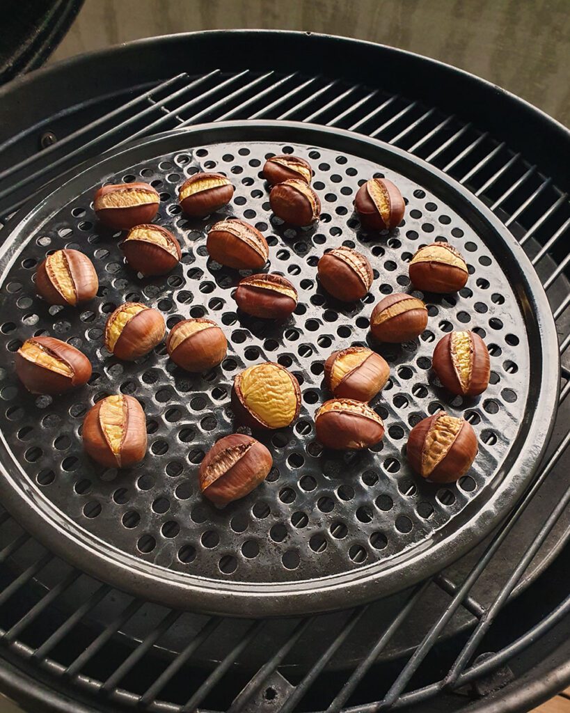 Das Rezept für gegrillte Maronen vom Grill oder aus dem Backofen.